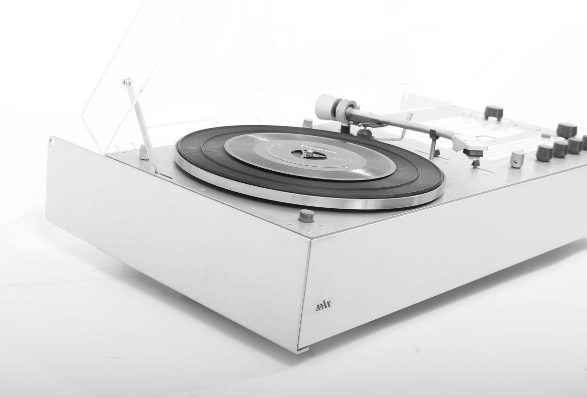 Vitsoe 606 & Braun audio by Dieter Rams